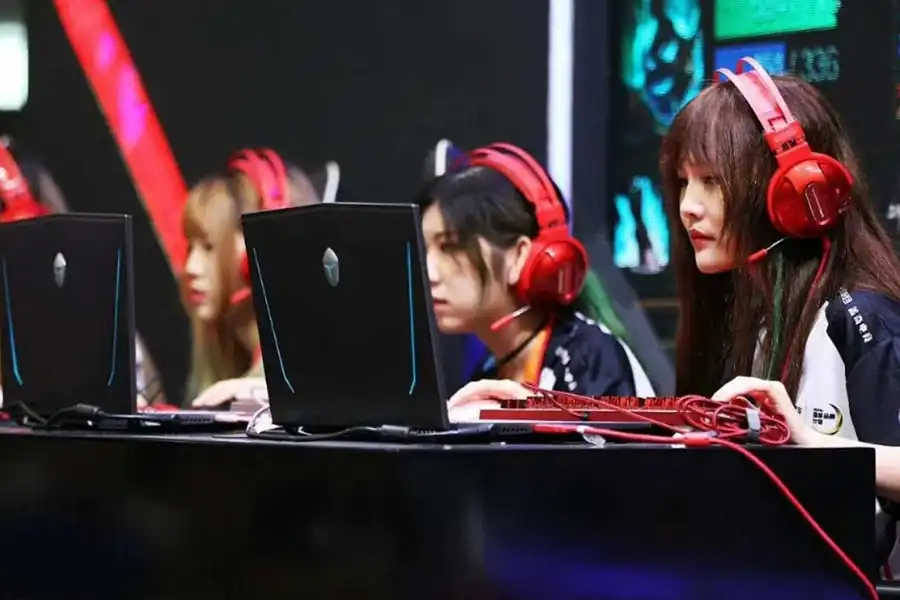 Top Female Esports Players Making Waves in 2025